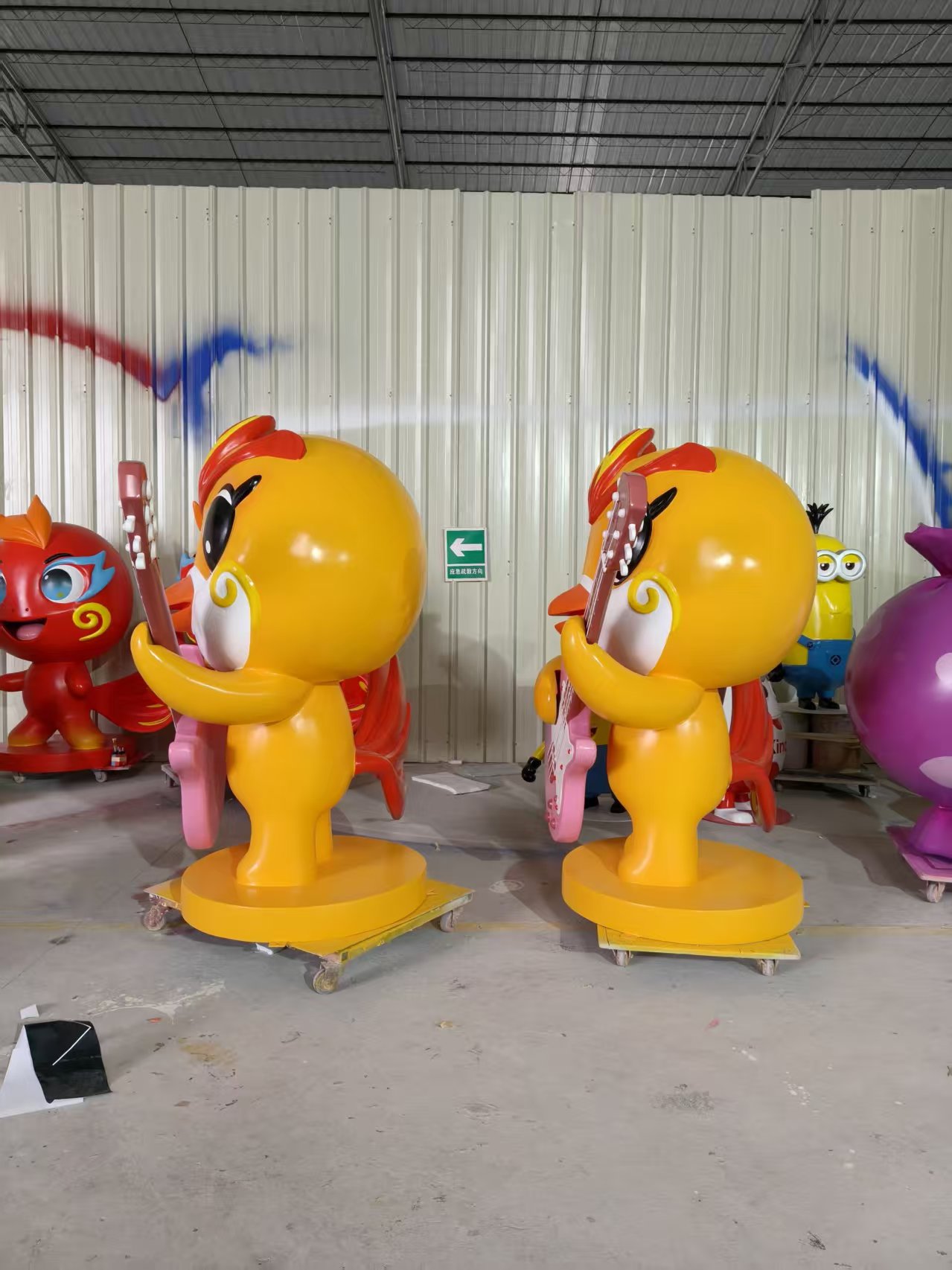 Outdoor Mascot Fiberglass Statue Theme Park Display